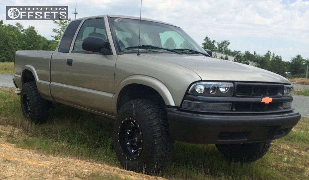 2000 Chevrolet S10 with 15x10 -43 Fuel Lethal and 30/9.5R15 Federal ...