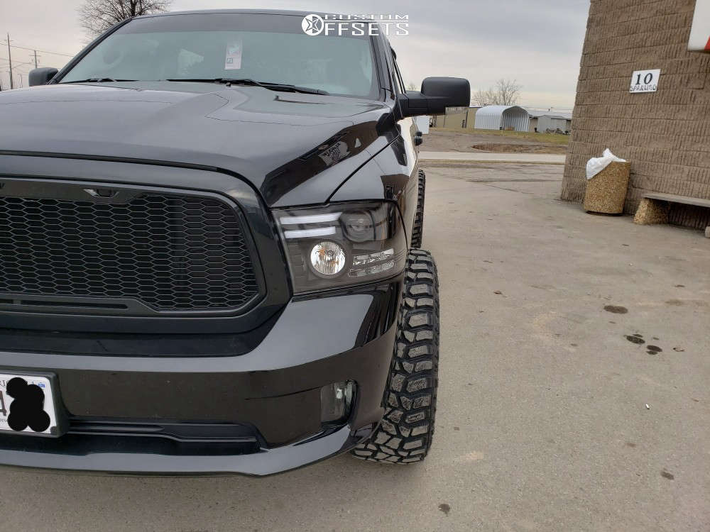2018 Ram 1500 with 22x12 -44 Fuel Cleaver and 35/12.5R22 Cooper ...