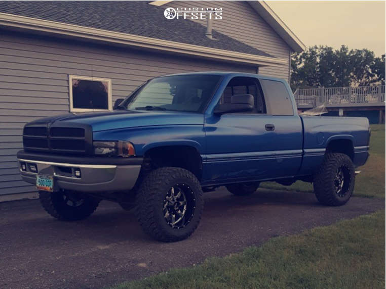 1997 Dodge Ram 1500 with 18x10 -24 Moto Metal Mo970 and 33/12.5R18 ...