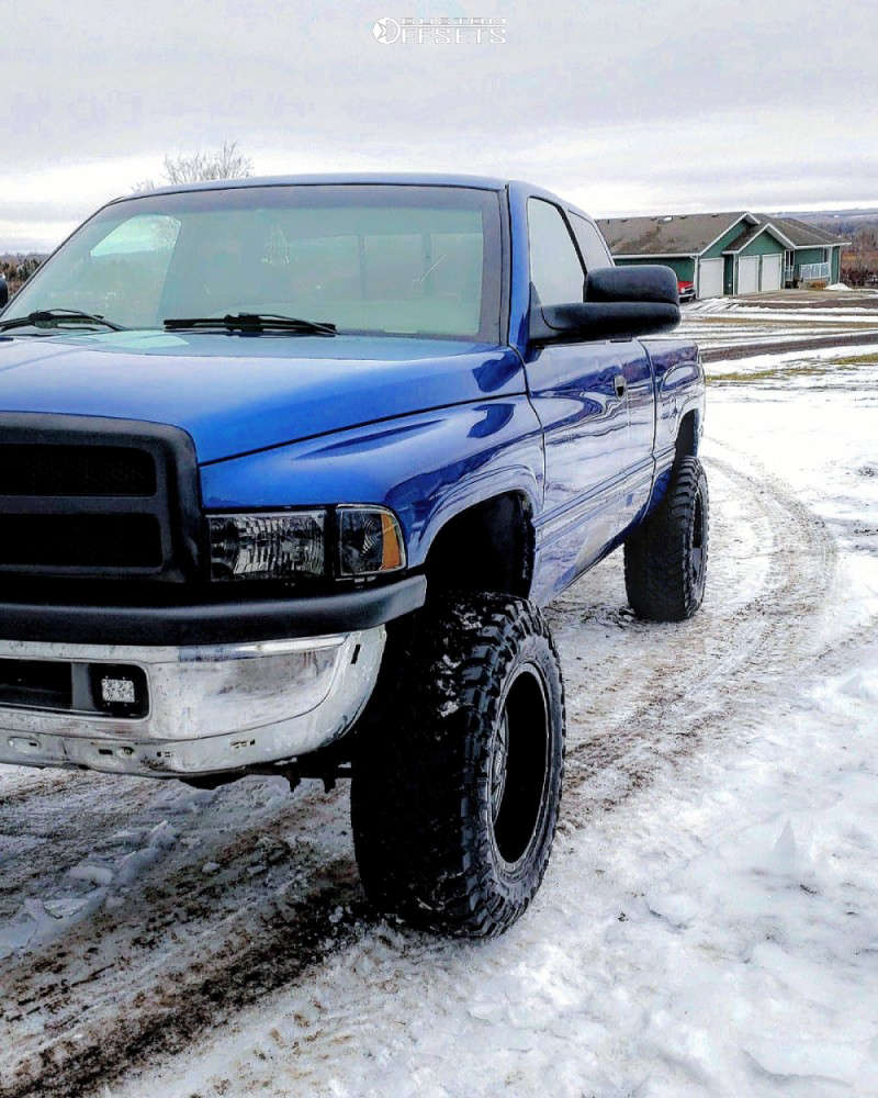 1997 Dodge Ram 1500 with 18x10 -24 Moto Metal Mo970 and 33/12.5R18 ...