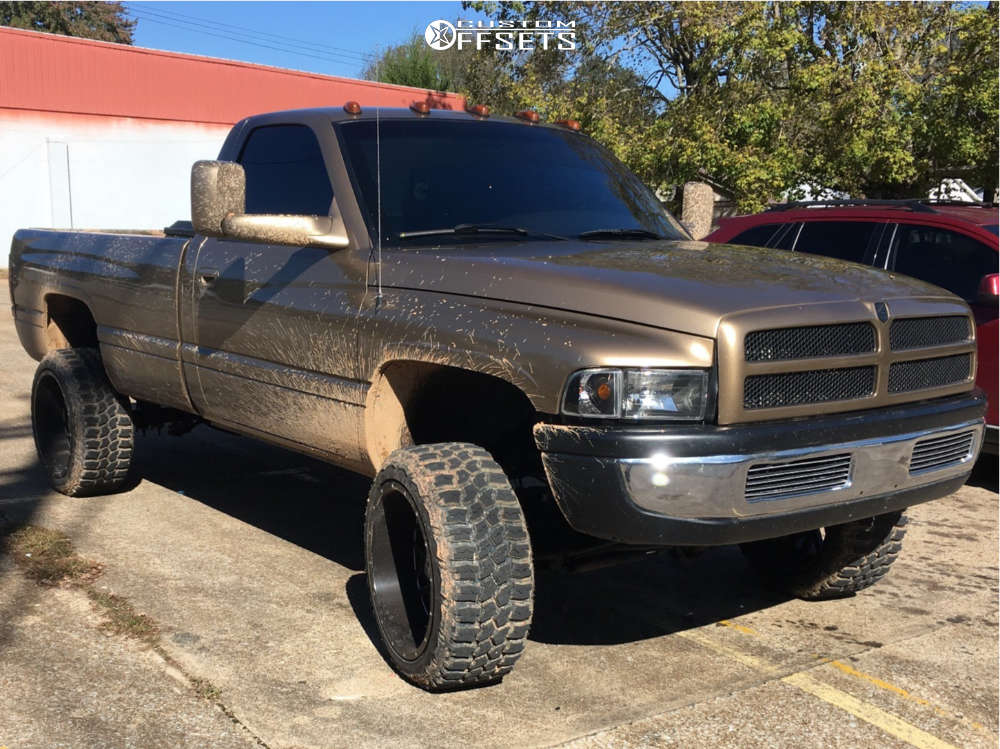2002 Dodge Ram 2500 with 22x12 -44 XD Xd820 and 33/12.5R22 Thunderer ...