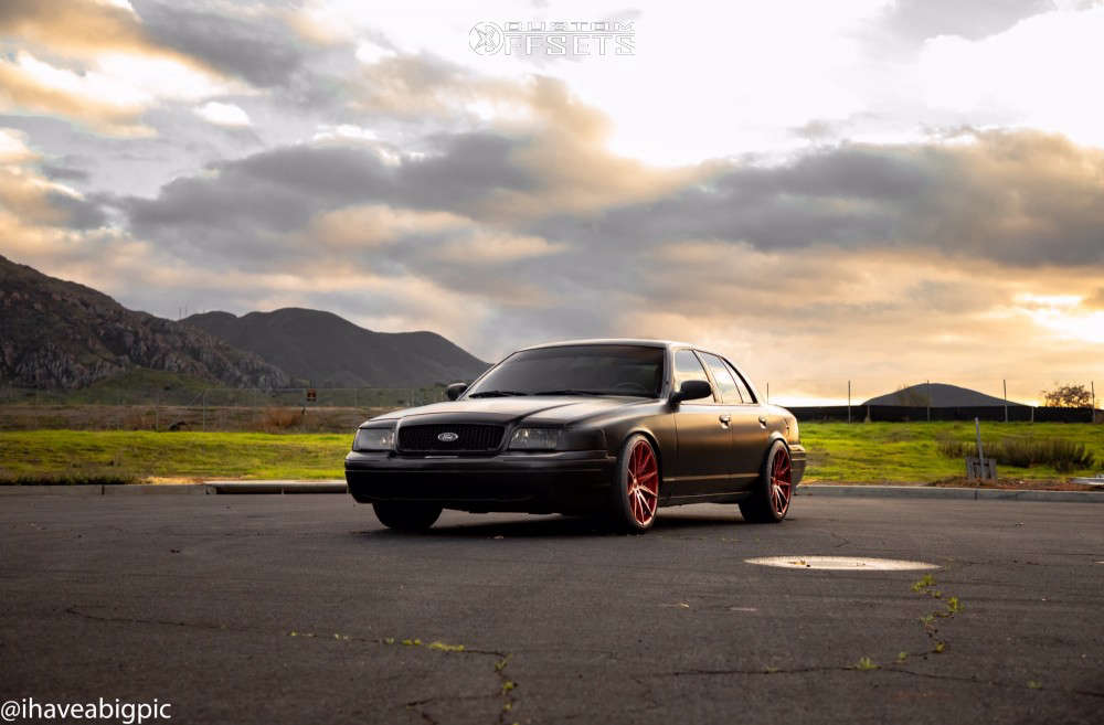 2004 Ford Crown Victoria with 20x10 35 Rosso Zen and 265/35R20 Michelin ...