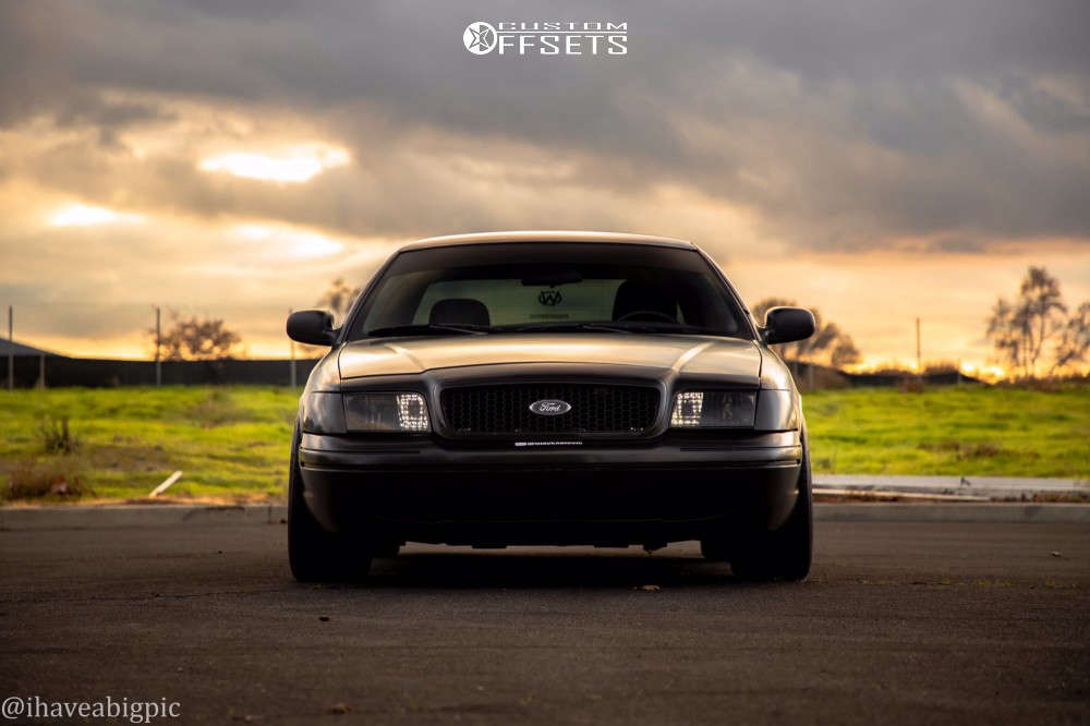 2004 Ford Crown Victoria with 20x10 35 Rosso Zen and 265/35R20 Michelin ...