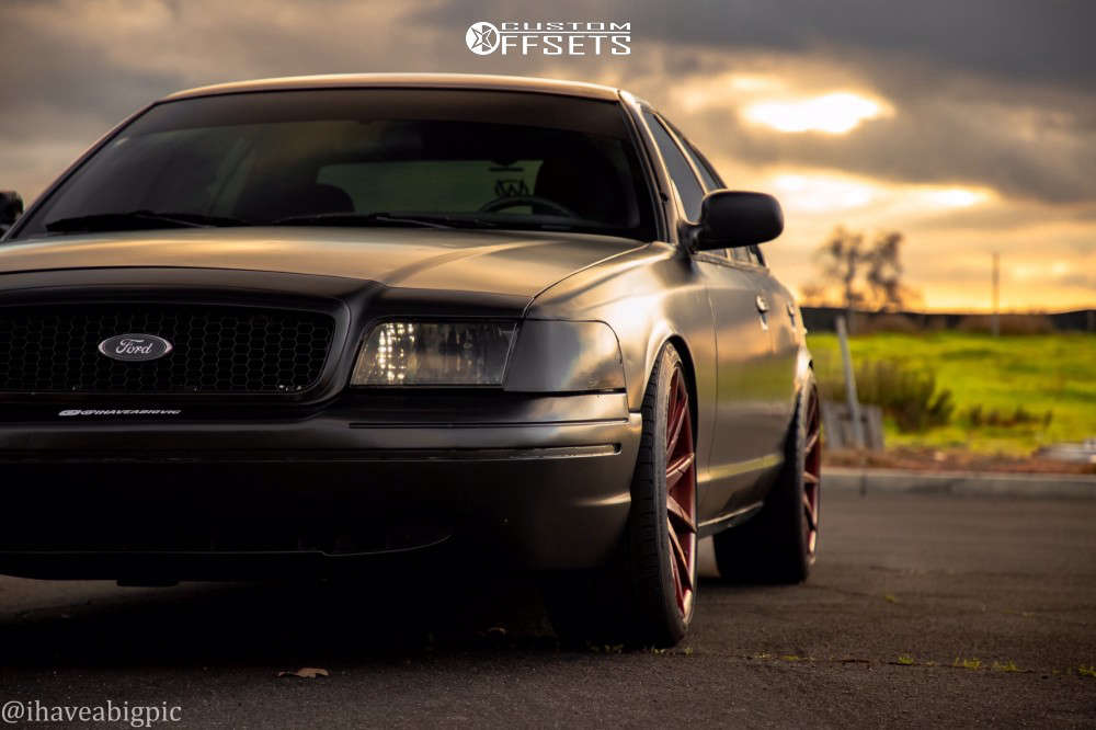 2004 Ford Crown Victoria with 20x10 35 Rosso Zen and 265/35R20 Michelin ...
