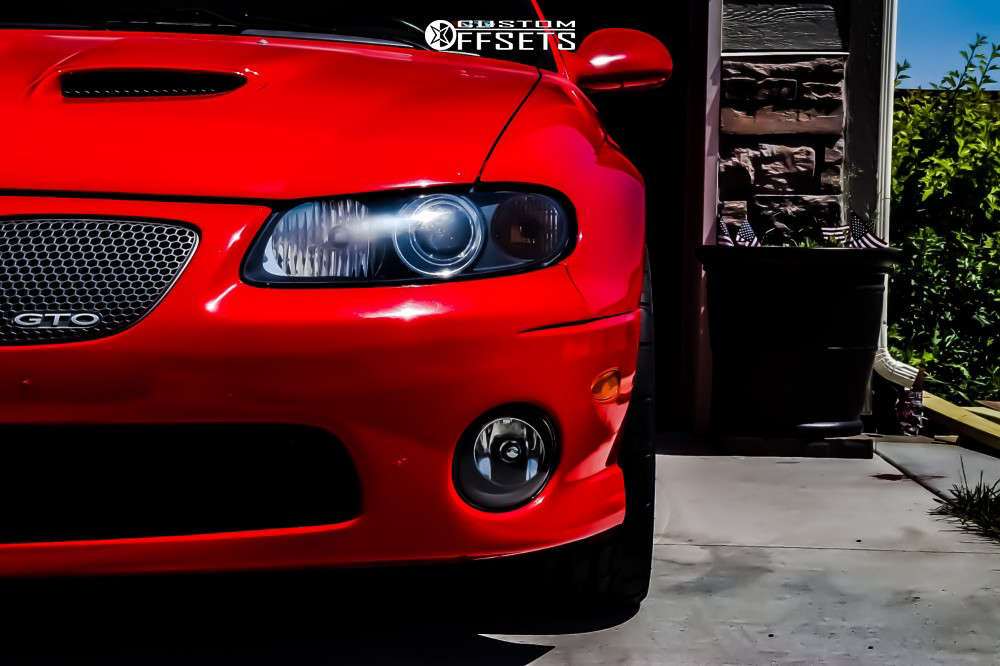 2005 Pontiac GTO with 18x8.5 35 Cosmis Racing R1 and 255/35R18 ...