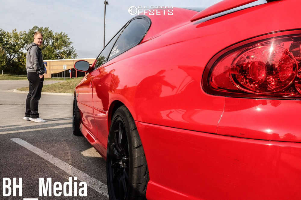 2005 Pontiac GTO with 18x8.5 35 Cosmis Racing R1 and 255/35R18 ...