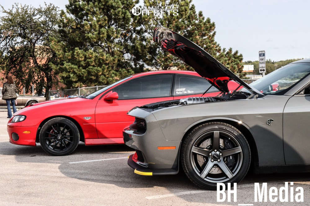 2005 Pontiac GTO with 18x8.5 35 Cosmis Racing R1 and 255/35R18 ...