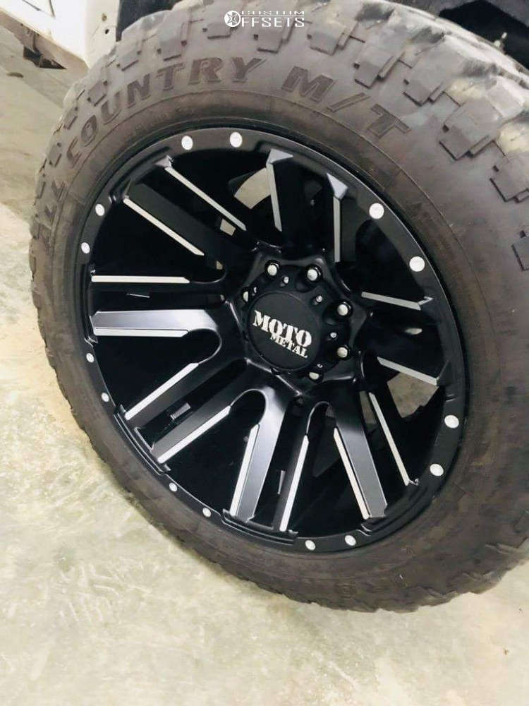 2003 Chevrolet Silverado 2500 HD with 20x12 -44 Moto Metal Mo978 and 33 ...