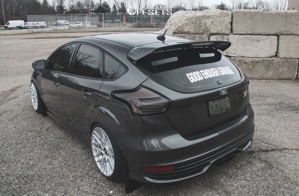 2015 Ford Focus with 18x9.5 35 Rotiform Rse and 225/40R18 Federal 595 ...