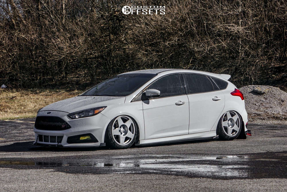 2017 Ford Focus with 18x8.5 40 Fifteen52 Tarmac and 235/40R18 Pirelli ...