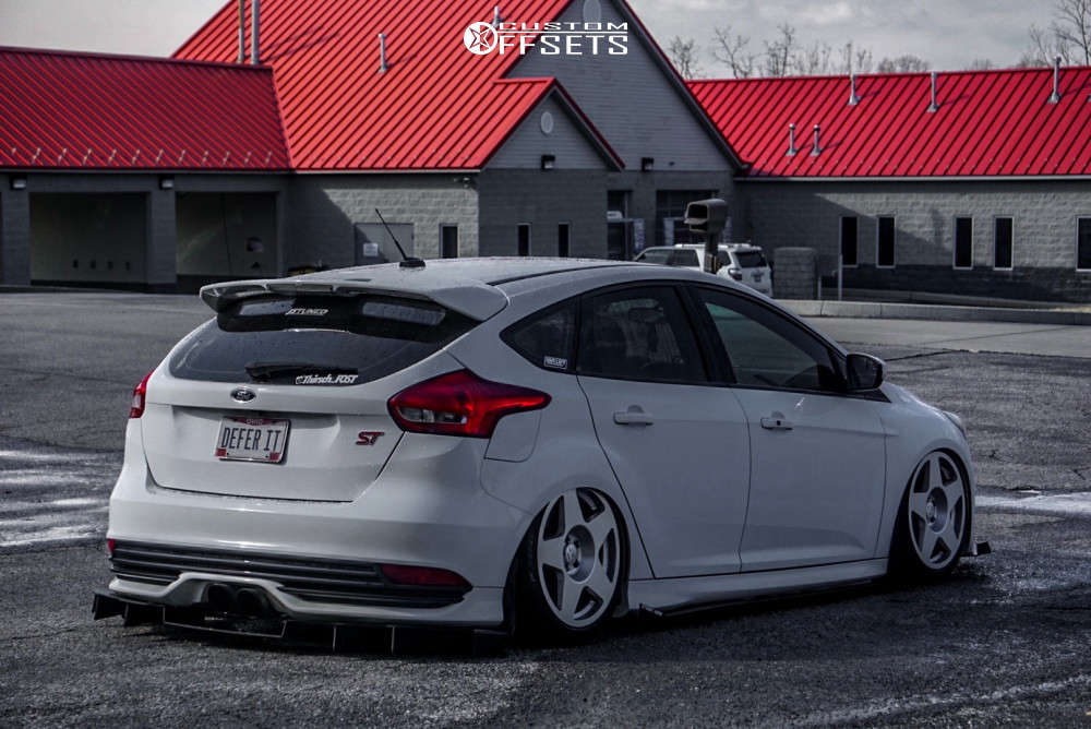 2017 Ford Focus with 18x8.5 40 Fifteen52 Tarmac and 235/40R18 Pirelli ...