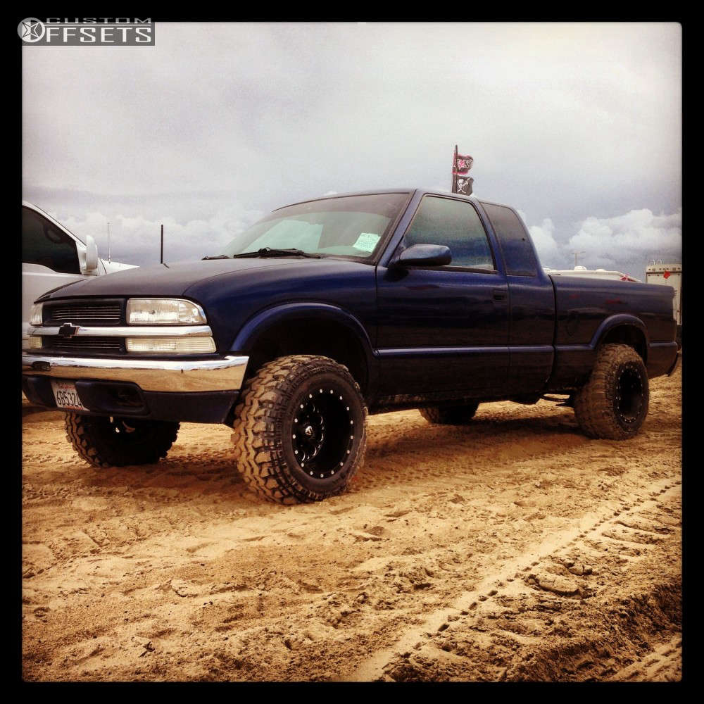 1999 Chevrolet S10 with 15x10 -43 Fuel Revolver and 29/10.5R15 Super ...