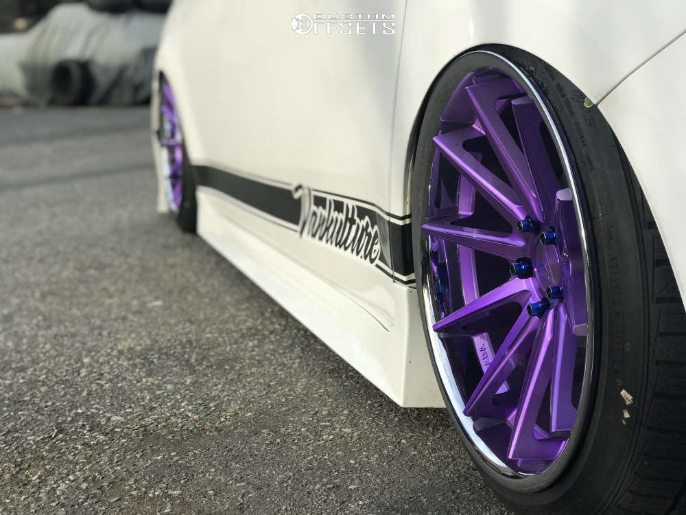 2015 Toyota Sienna with 20x10.5 28 Ferrada FR4 and 245/40R20 Falken ...