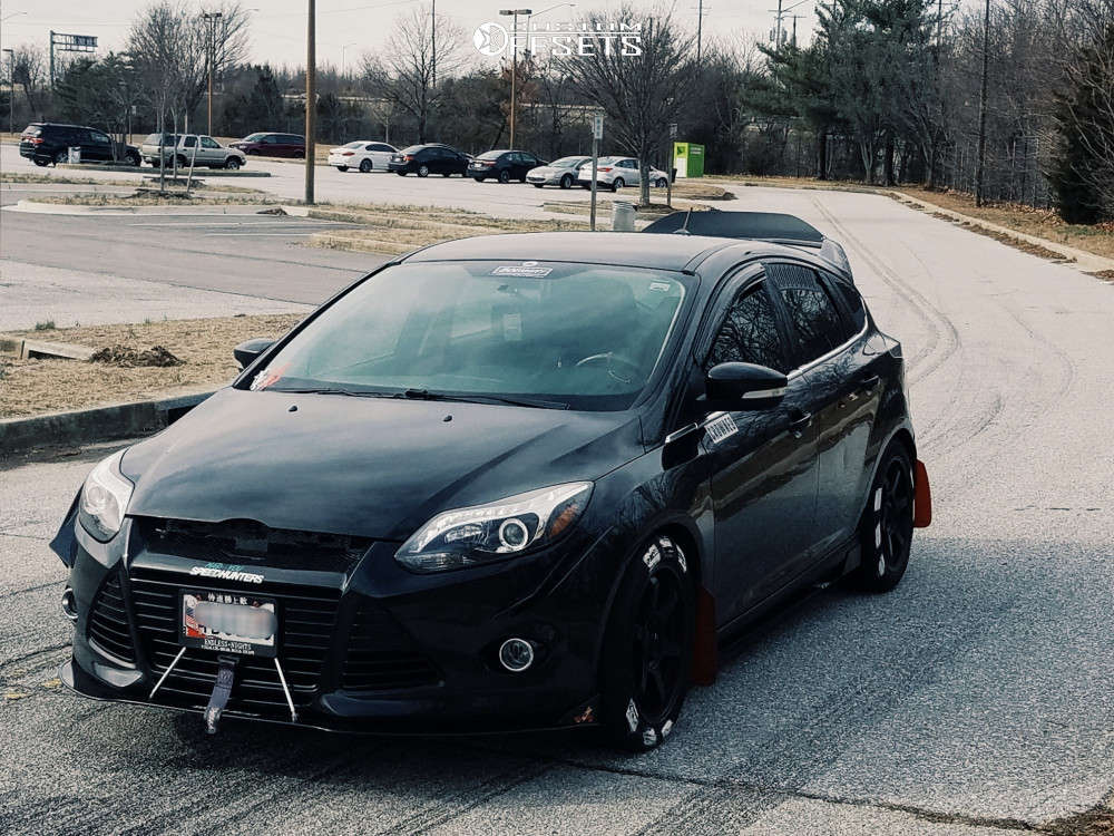 2014 Ford Focus with 17x8 35 TR Motorsport and 215/50R17 Dunlop ...