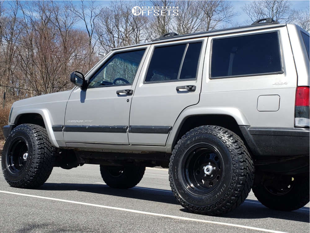 2001 Jeep Cherokee with 15x10 -25 Vision Street Lite and 31/10.5R15 ...