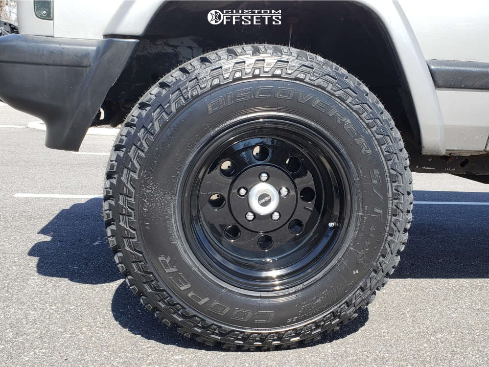 2001 Jeep Cherokee with 15x10 -25 Vision Street Lite and 31/10.5R15 ...