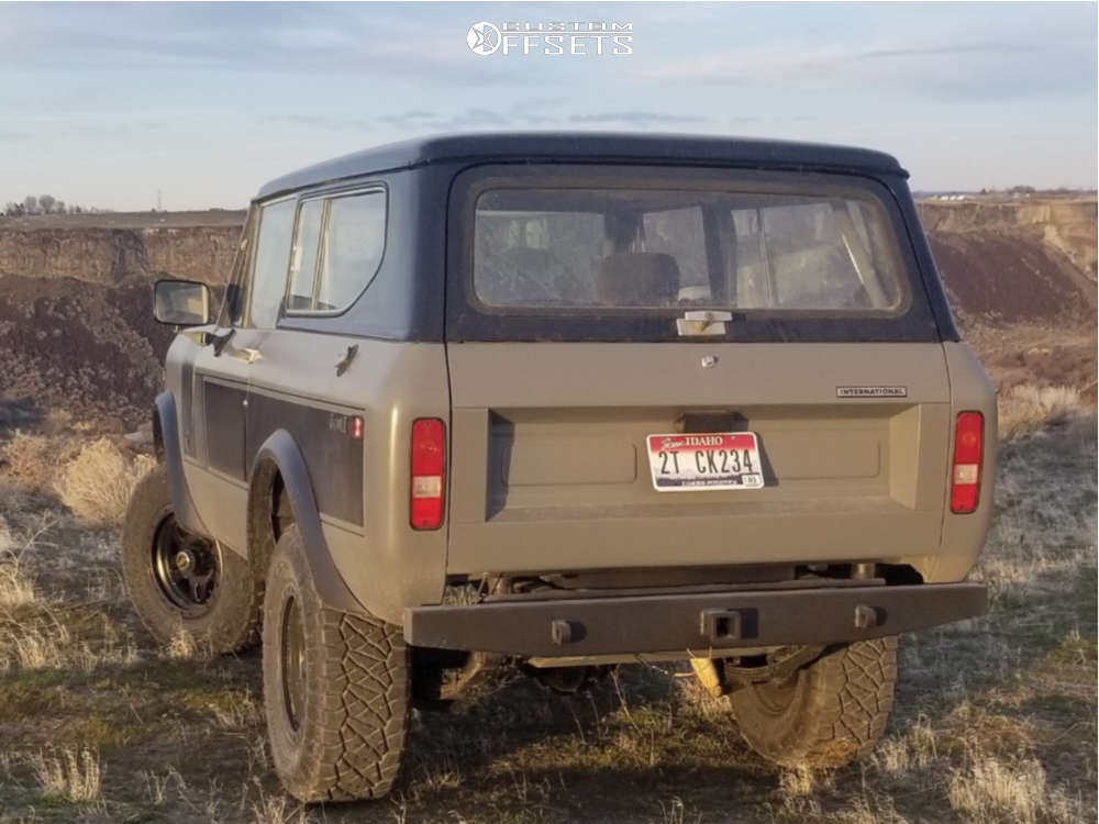 1973 International Scout II with 17x8.5 -6 Fuel Anza and 285/70R17 ...