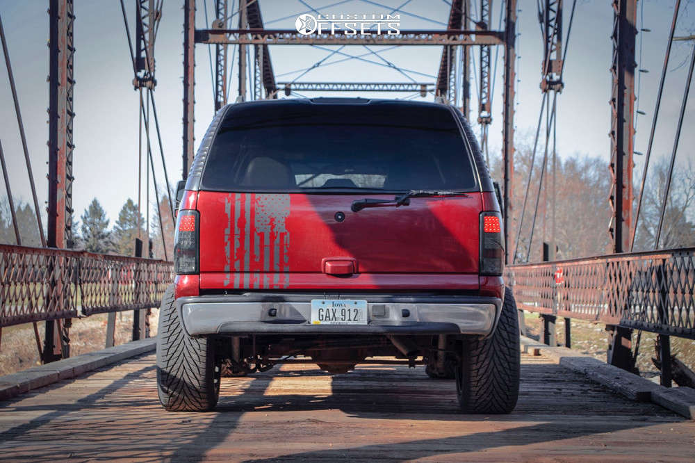 2002 Chevrolet Tahoe with 20x12 -44 Moto Metal Mo962 and 305/50R20 Toyo ...