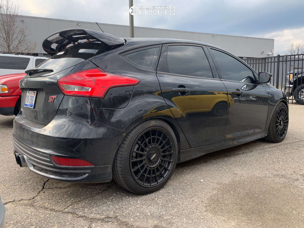 2018 Ford Focus with 18x8.5 35 Rotiform Las-r and 235/40R18 Pirelli P ...