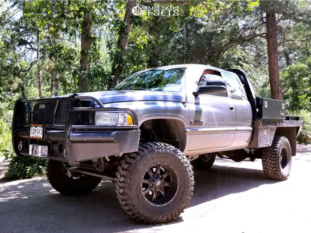 1997 Dodge Ram 2500 with 18x10 -24 Moto Metal Mo970 and 37/13.5R18 ...