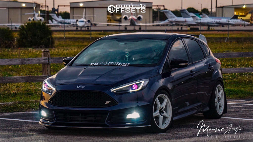 2017 Ford Focus with 18x8.5 40 Cosmis Racing R5 and 235/40R18 ...