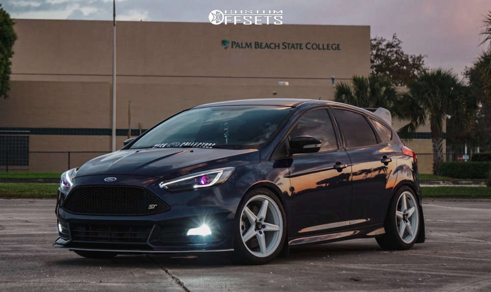 2017 Ford Focus with 18x8.5 40 Cosmis Racing R5 and 235/40R18 ...