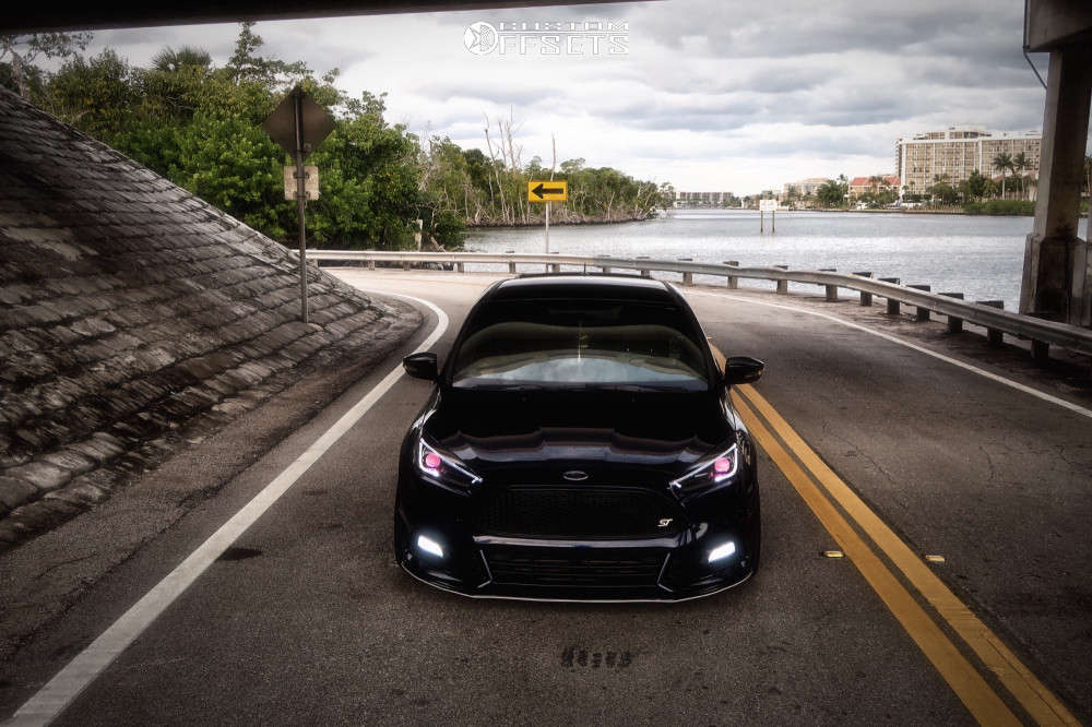 2017 Ford Focus with 18x8.5 40 Cosmis Racing R5 and 235/40R18 ...