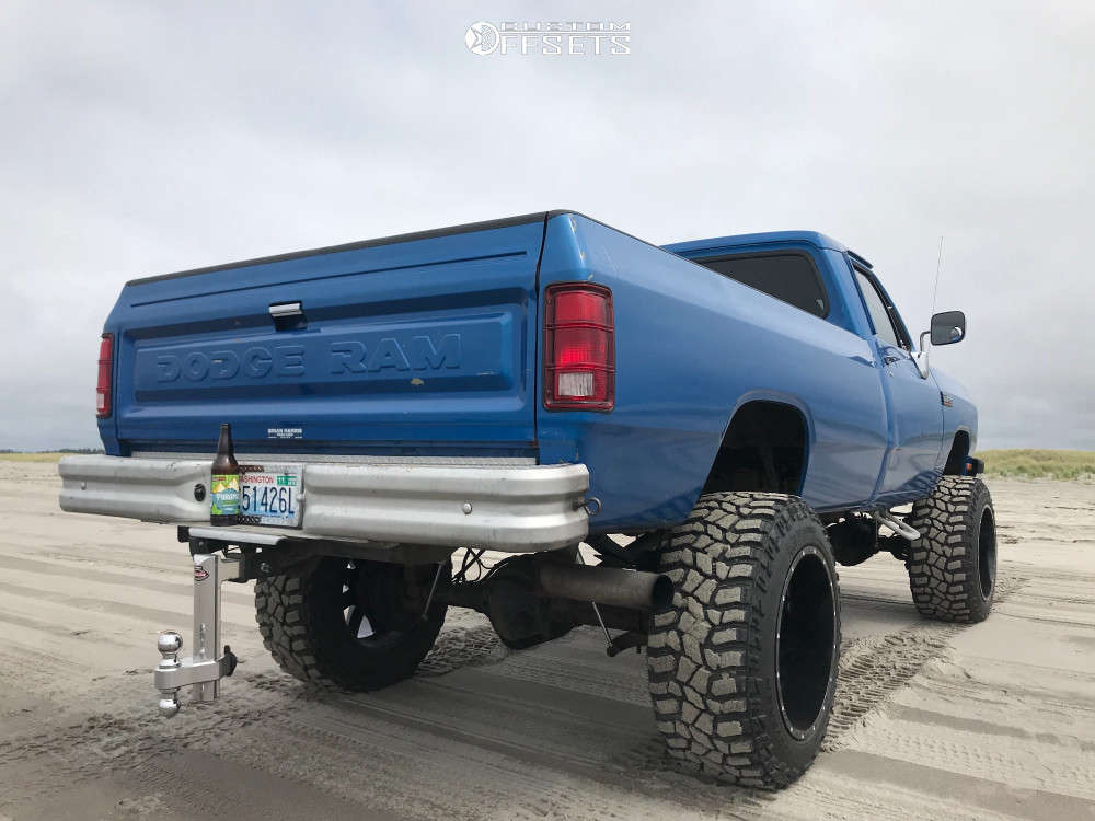 1993 Dodge W250 with 22x14 -76 Moto Metal Mo962 and 37/13.5R22 Cooper ...