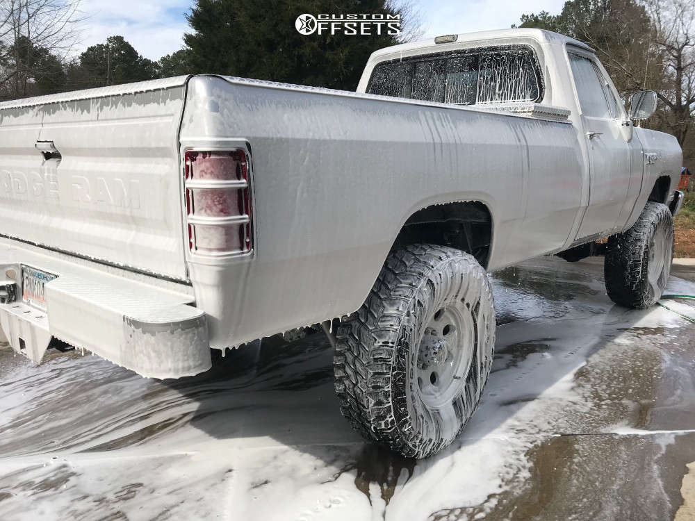 1988 Dodge W250 with 17x9 -12 Pacer Lt and 37/12.5R17 Mastercraft ...