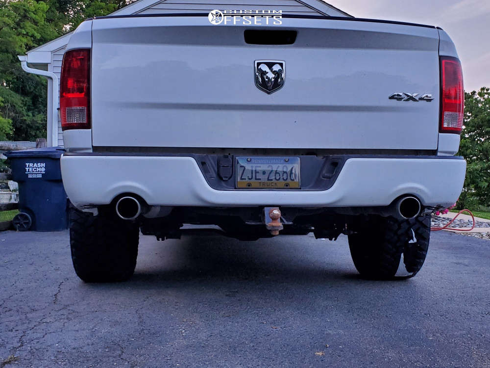 2016 Ram 1500 with 20x10 -24 Moto Metal Mo962 and 33/12.5R20 Nitto ...