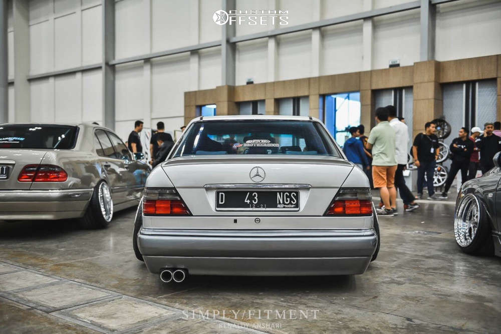 1994 Mercedes-Benz E320 with 18x14 22 SSR Koenig and 305/30R18 Achilles ...