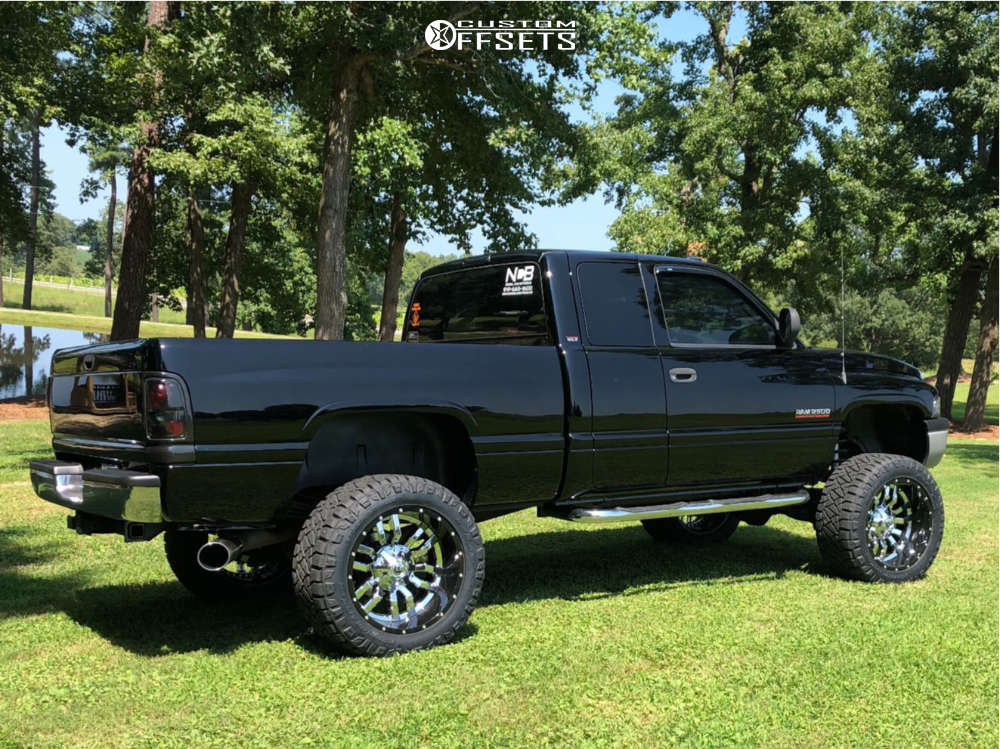 2001 Dodge Ram 2500 with 22x12 -44 Fuel Sledge and 37/13.5R22 Nitto ...