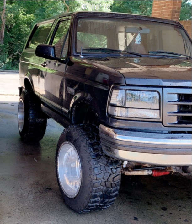 1994 Ford Bronco with 20x12 -51 and 35/13.5R20 Cooper Discoverer Stt ...