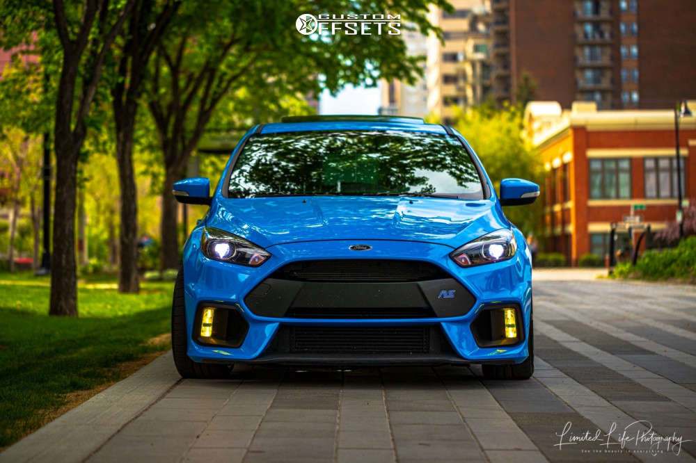 2017 Ford Focus with 19x9.5 42 Project 6GR Seven and 235/35R19 Michelin Pilot Super Sport and ...