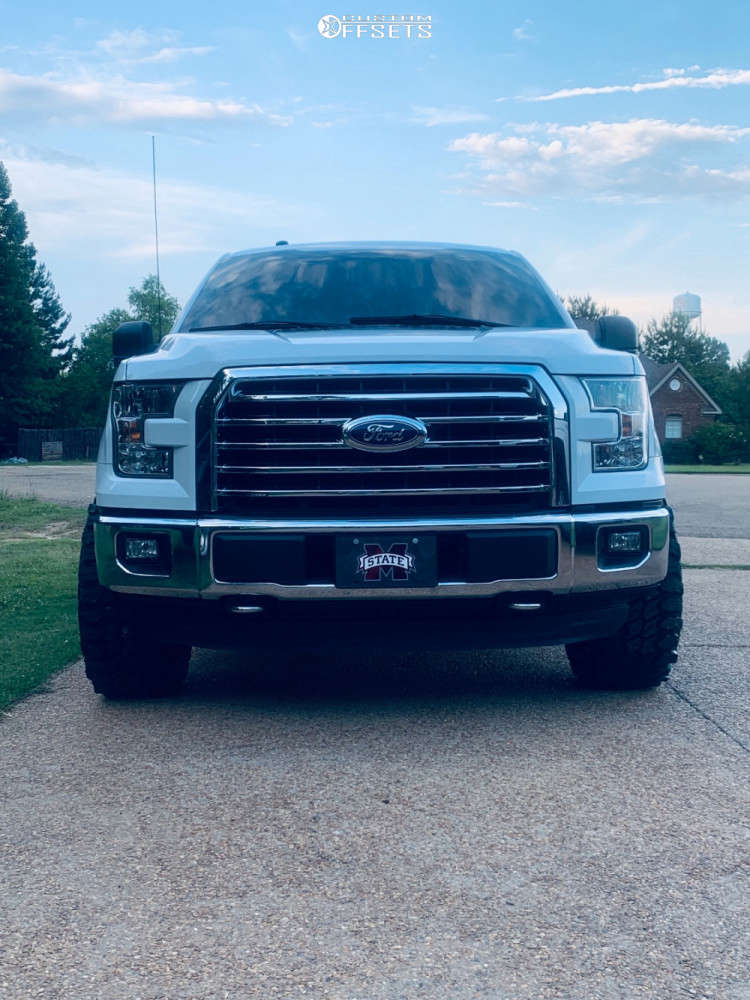 2016 Ford F-150 with 22x10 -18 Fuel Contra and 33/12.5R22 Gladiator ...