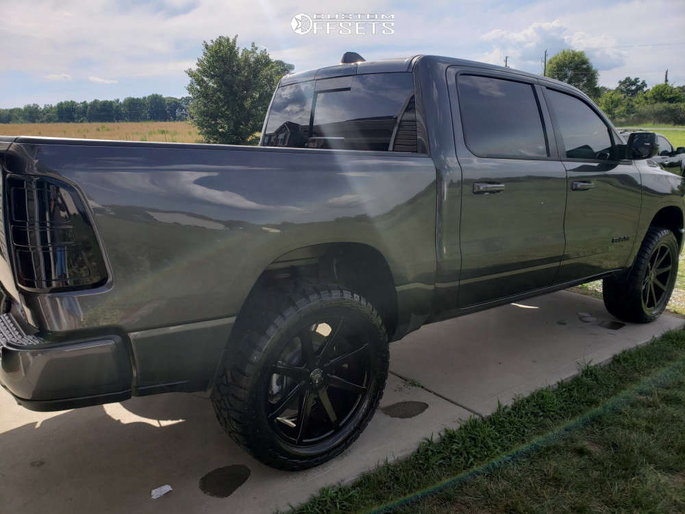 2019 Ram 1500 with 22x9.5 25 DUB Push and 35/12.5R22 Delinte Dx-9 ...