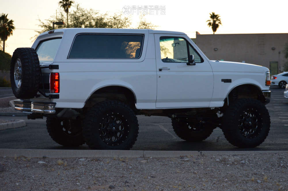 1992 Ford Bronco with 20x10 -24 Fuel Revolver and 37/13.5R20 Cooper ...