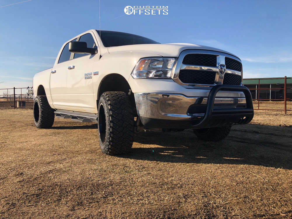 2017 Ram 1500 with 20x12 -44 Moto Metal Mo962 and 33/12.5R20 Maxxis ...