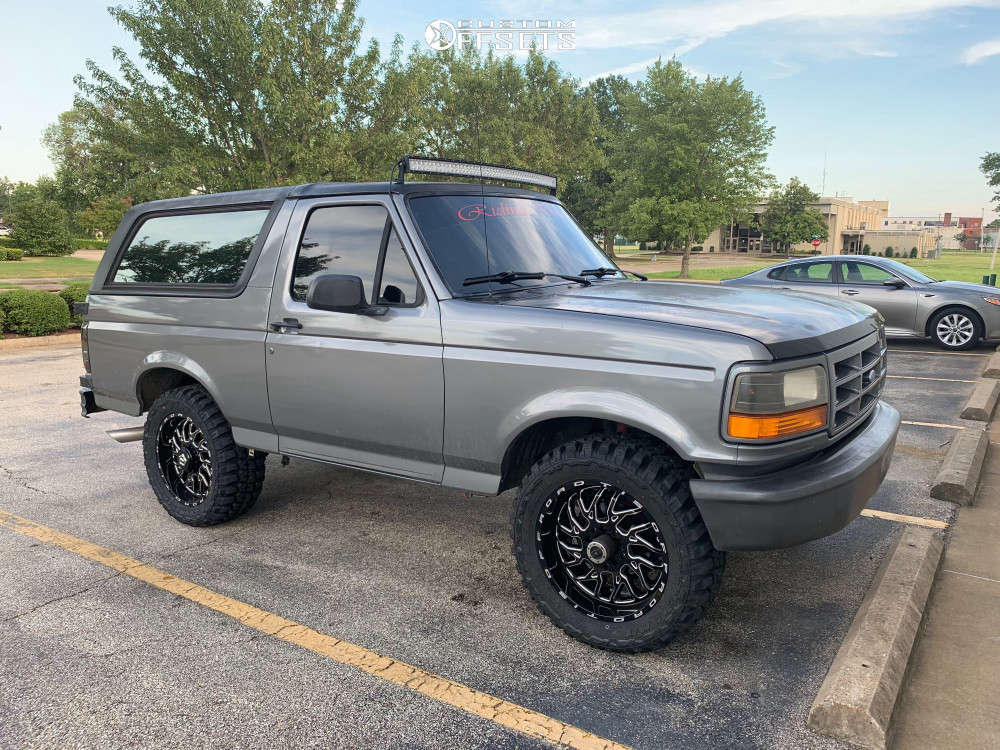 1995 Ford Bronco with 20x10 -25 TIS 544BM and 33/12.5R20 Federal ...