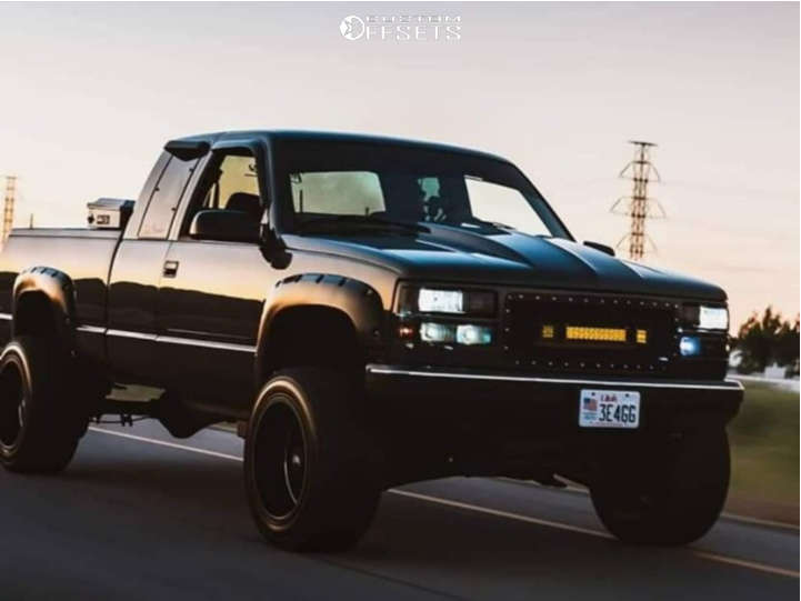 1997 GMC K2500 with 20x12 -44 Moto Metal Mo962 and 33/12.5R20 Patriot M ...