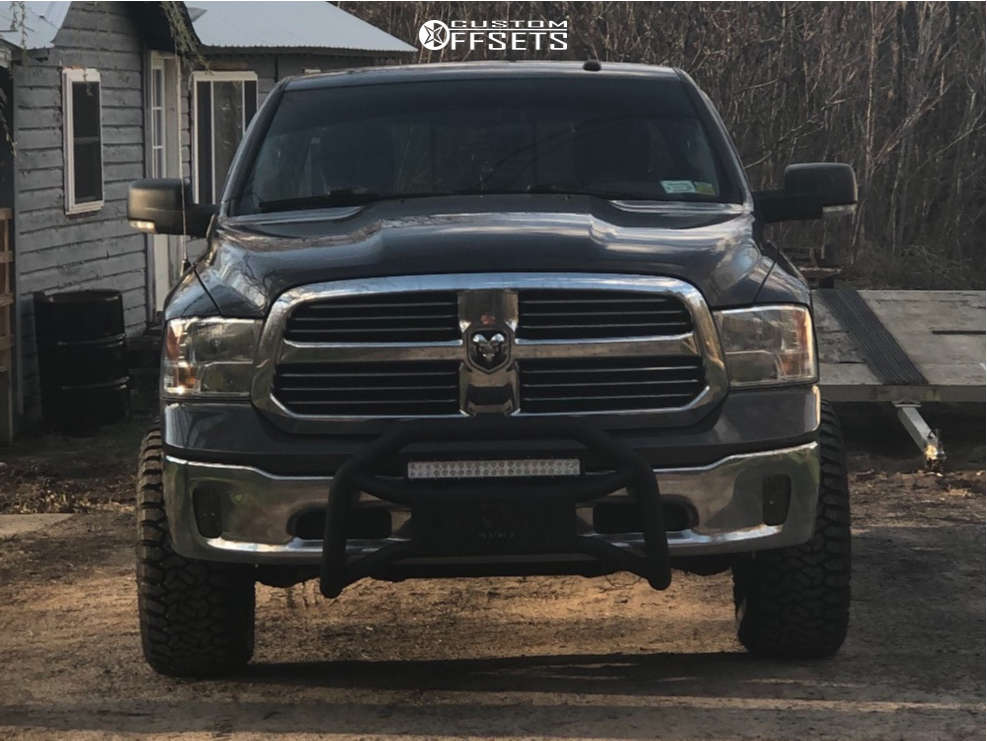 2015 Ram 1500 with 20x10 -24 Moto Metal Mo978 and 33/12.5R20 Fury ...