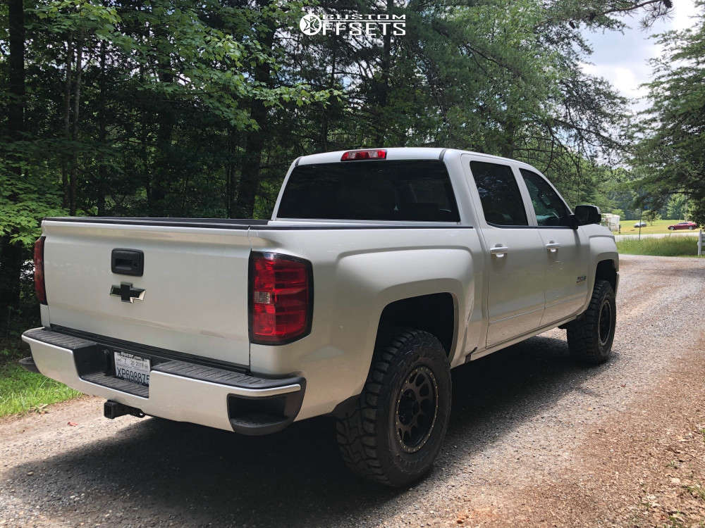 2018 Chevrolet Silverado 1500 with 18x9 18 Method Nv and 33/12.5R18 ...