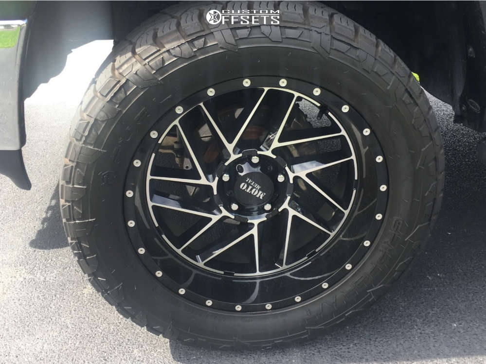 2015 Ram 1500 with 22x10 -18 Moto Metal Mo985 and 35/12.5R22 Fuel ...