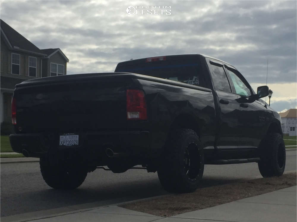 2015 Ram 1500 with 18x12 -44 Moto Metal Mo962 and 33/12.5R18 Toyo Tires ...
