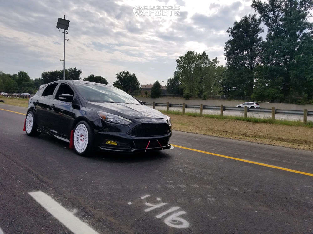 2017 Ford Focus with 18x8.5 35 Fifteen52 Integrale and 255/35R18 ...