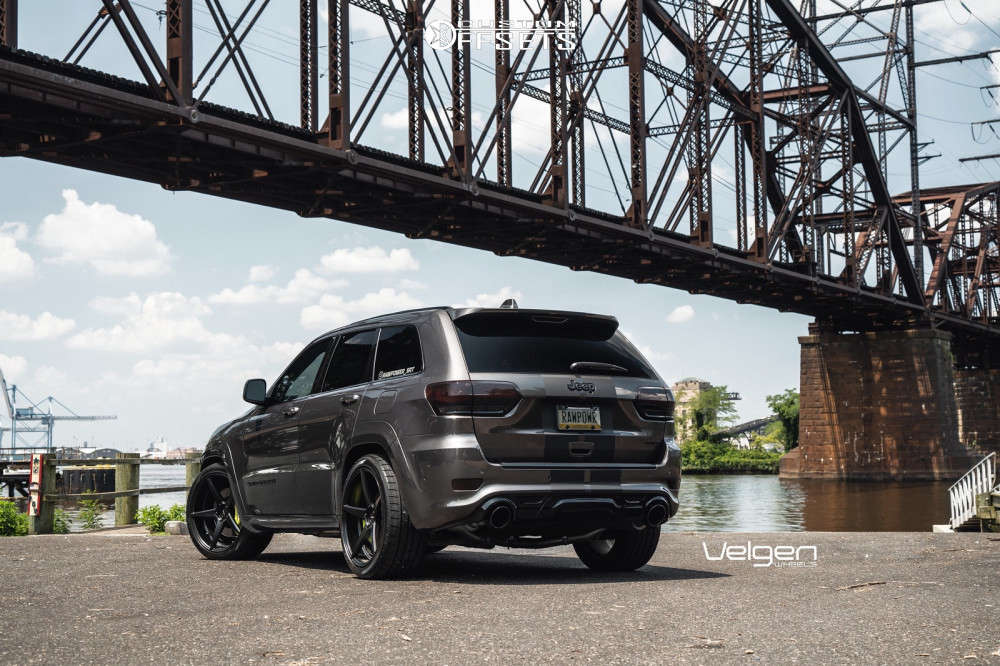 2017 Jeep Grand Cherokee with 22x10.5 35 Velgen Classic5 and 305/35R22 ...