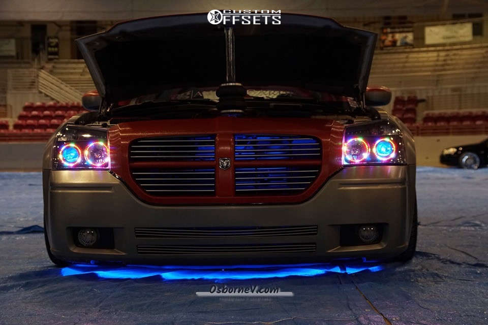 2005 Dodge Magnum with 22x10.5 20 Avant Garde F211 and 265/30R22 ...