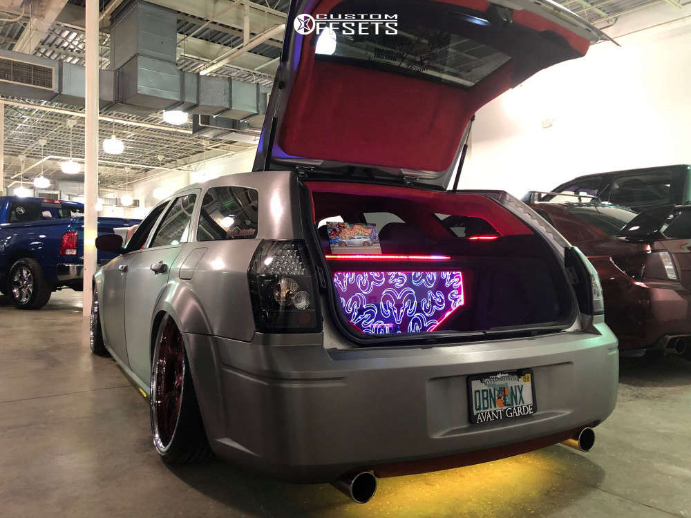 2005 Dodge Magnum with 22x10.5 20 Avant Garde F211 and 265/30R22 ...