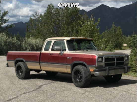 1992 Dodge D250 with 20x12 -44 Moto Metal Mo962 and 305/50R20 Nitto ...