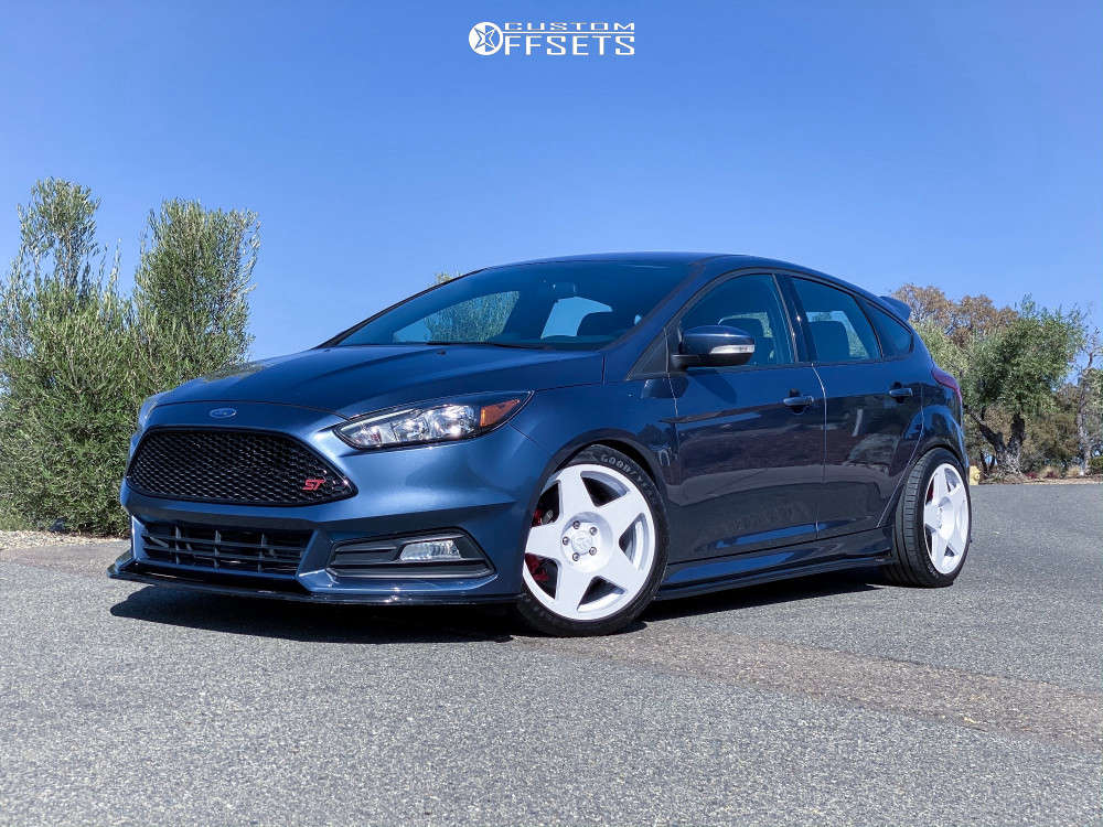 2018 Ford Focus with 18x8.5 40 Fifteen52 Tarmac and 235/40R18 Goodyear ...